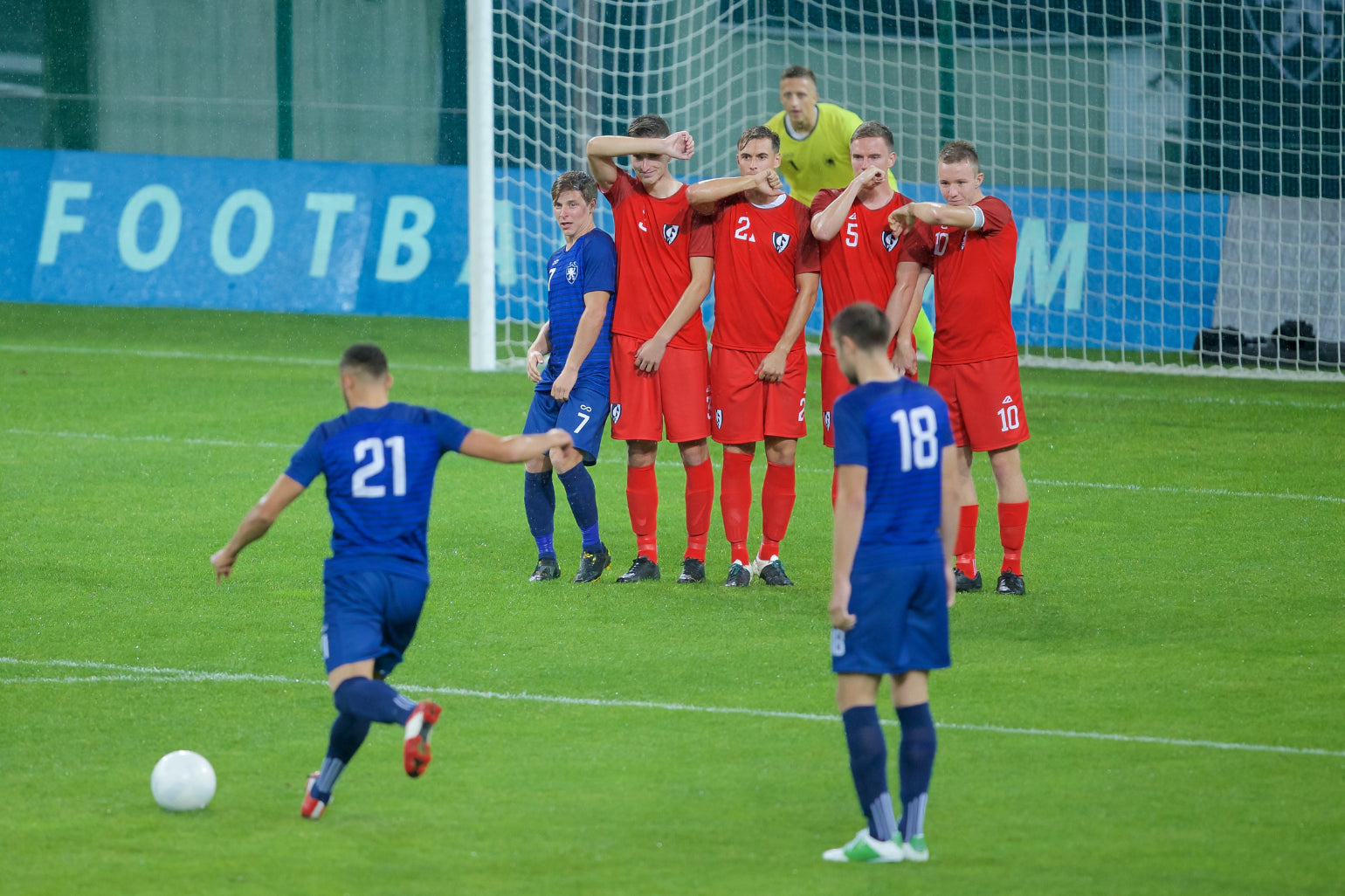 ¿Qué es un tiro libre en el fútbol? - u90soccer.com – U90 Soccer